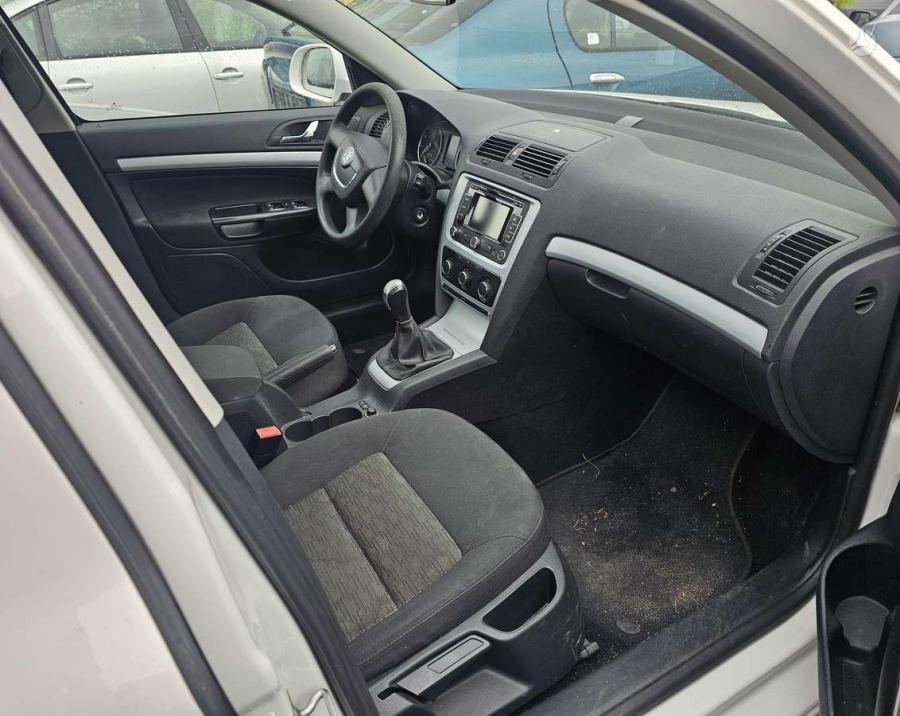 Balts Skoda Octavia 2010 Kelmė, ar dzinēja tilpumu 1.20 L un nobraukumu 227 tūkst. km par 2450 €, foto 13 vietnē AUTOMOTO.COM.LV