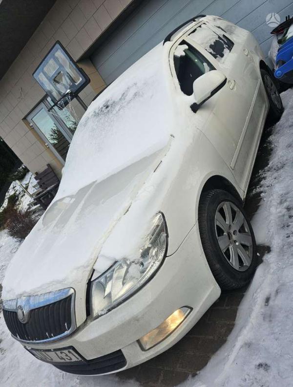 White Skoda Octavia 2011 in Vilnius, with an engine capacity of 1.97 L and mileage of 367 thousand km for 2800 €, photo 2 on AUTOMOTO.COM.LV