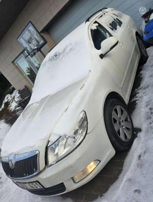 White Skoda Octavia 2011 in Vilnius, with an engine capacity of 1.97 L and mileage of 367 thousand km for 2800 €, photo 2 on AUTOMOTO.COM.LV