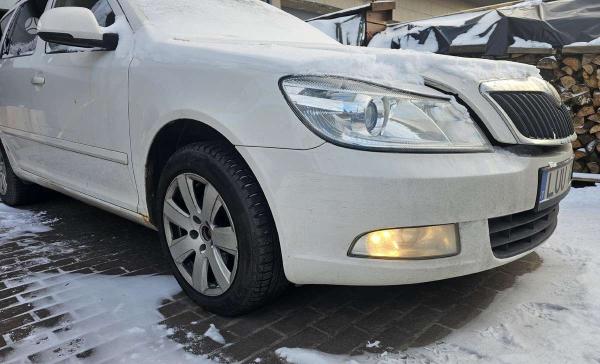 White Skoda Octavia 2011 in Vilnius, with an engine capacity of 1.97 L and mileage of 367 thousand km for 2800 €, photo 3 on AUTOMOTO.COM.LV