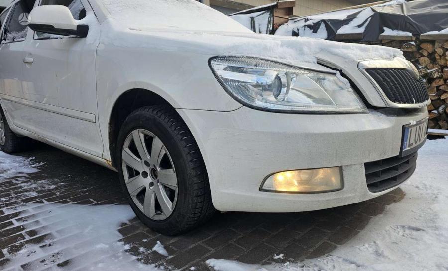White Skoda Octavia 2011 in Vilnius, with an engine capacity of 1.97 L and mileage of 367 thousand km for 2800 €, photo 3 on AUTOMOTO.COM.LV