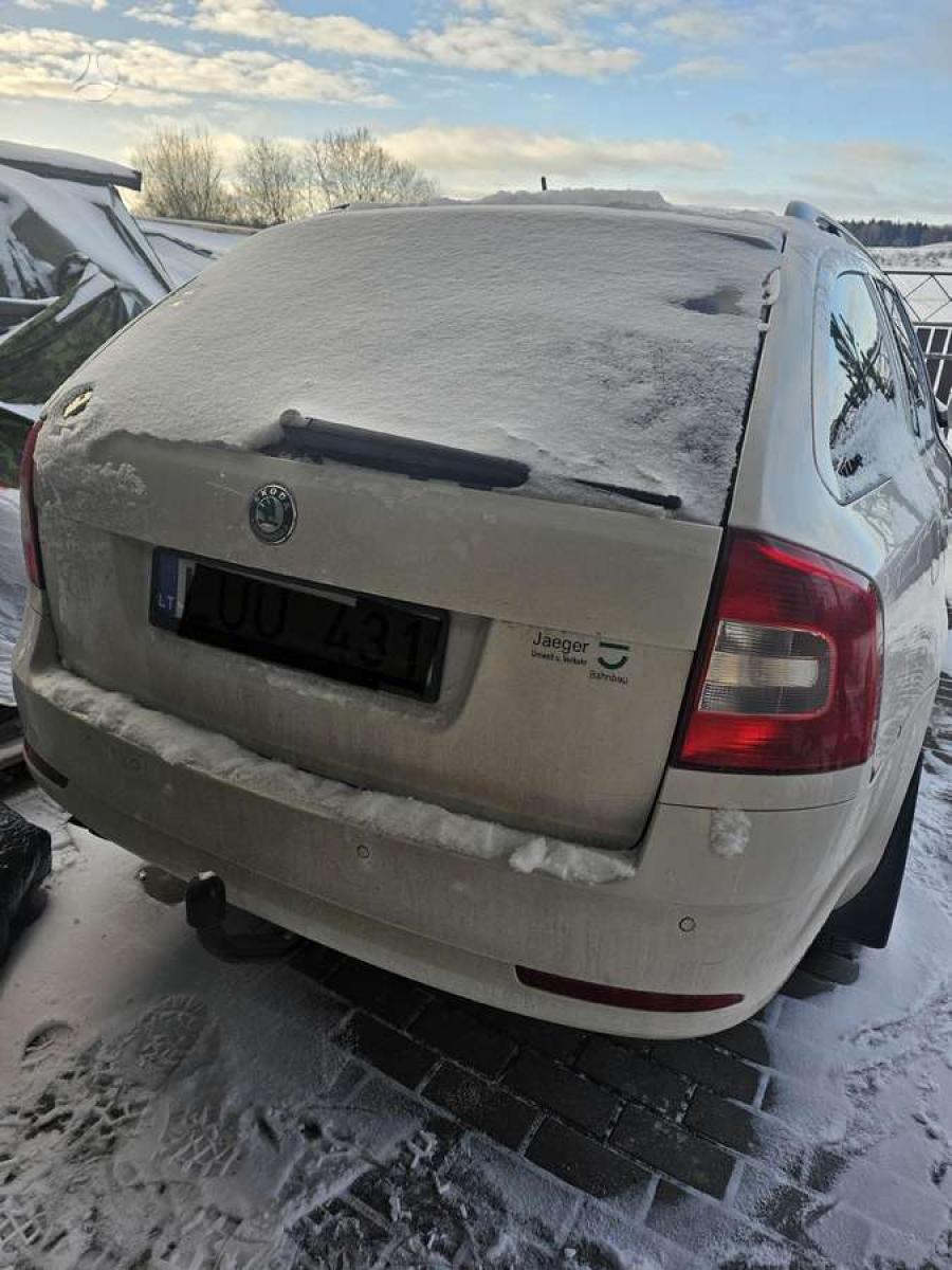 White Skoda Octavia 2011 in Vilnius, with an engine capacity of 1.97 L and mileage of 367 thousand km for 2800 €, photo 4 on AUTOMOTO.COM.LV