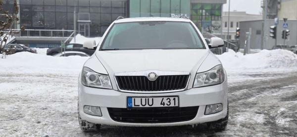 White Skoda Octavia 2011 in Vilnius, with an engine capacity of 1.97 L and mileage of 366 thousand km for 2300 €, photo 2 on AUTOMOTO.COM.LV