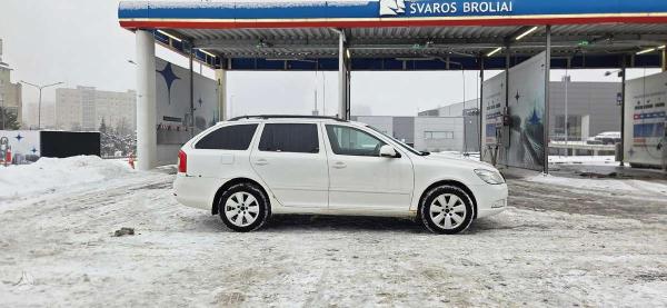 White Skoda Octavia 2011 in Vilnius, with an engine capacity of 1.97 L and mileage of 366 thousand km for 2300 €, photo 4 on AUTOMOTO.COM.LV