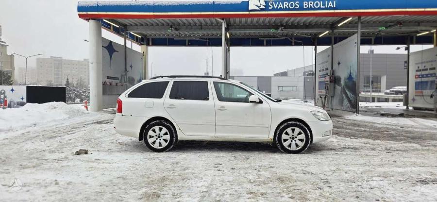 White Skoda Octavia 2011 in Vilnius, with an engine capacity of 1.97 L and mileage of 366 thousand km for 2300 €, photo 4 on AUTOMOTO.COM.LV