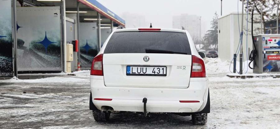 White Skoda Octavia 2011 in Vilnius, with an engine capacity of 1.97 L and mileage of 366 thousand km for 2300 €, photo 5 on AUTOMOTO.COM.LV