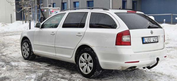 White Skoda Octavia 2011 in Vilnius, with an engine capacity of 1.97 L and mileage of 366 thousand km for 2300 €, photo 6 on AUTOMOTO.COM.LV