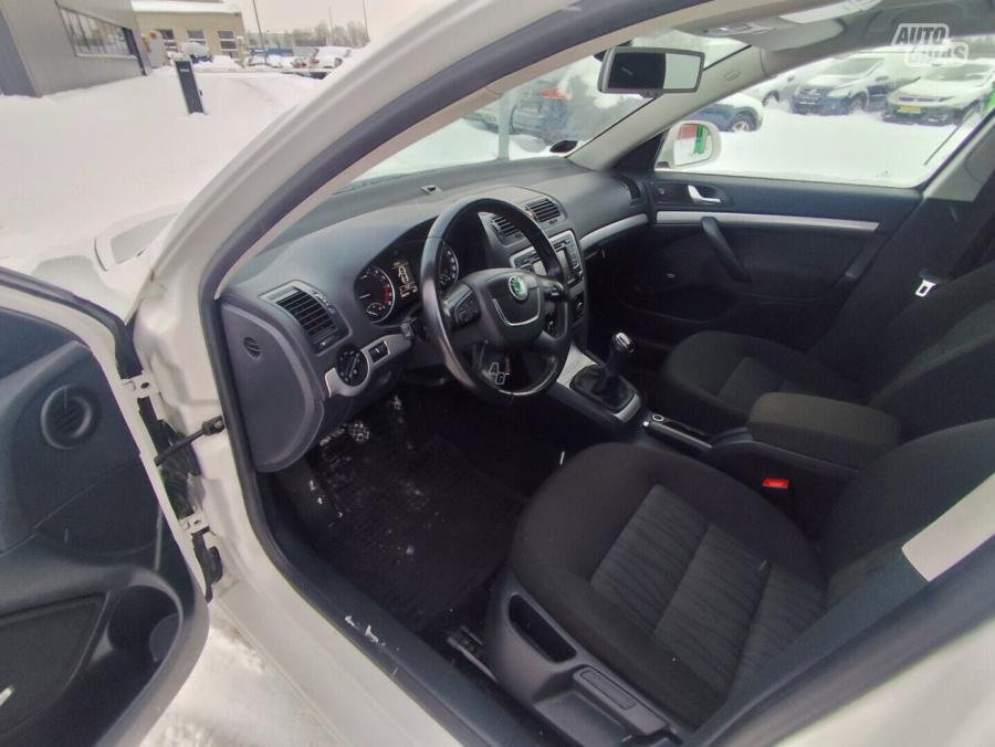 White Skoda Octavia 2011 in Siauliai, with an engine capacity of 2.00 L and mileage of 260 thousand km for 3400 €, photo 14 on AUTOMOTO.COM.LV