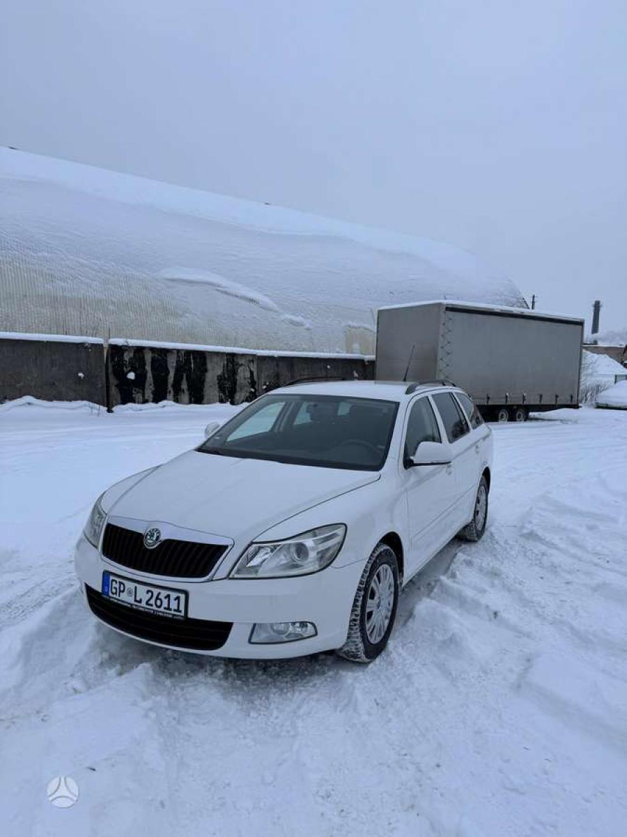White Skoda Octavia 2011 in Panevezys, with an engine capacity of 1.20 L and mileage of 221 thousand km for 4400 €, photo 1 on AUTOMOTO.COM.LV