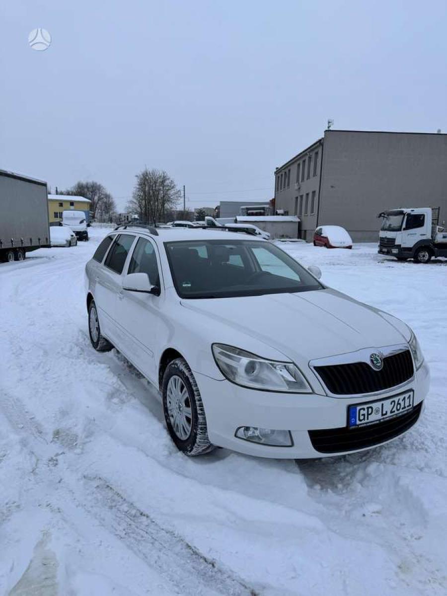 White Skoda Octavia 2011 in Panevezys, with an engine capacity of 1.20 L and mileage of 221 thousand km for 4400 €, photo 3 on AUTOMOTO.COM.LV