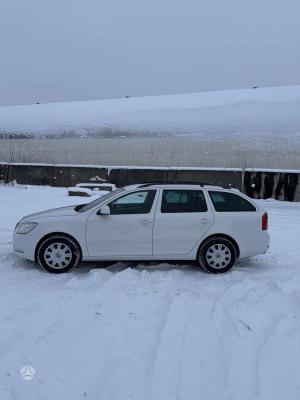 White Skoda Octavia 2011 in Panevezys, with an engine capacity of 1.20 L and mileage of 221 thousand km for 4400 €, photo 4 on AUTOMOTO.COM.LV