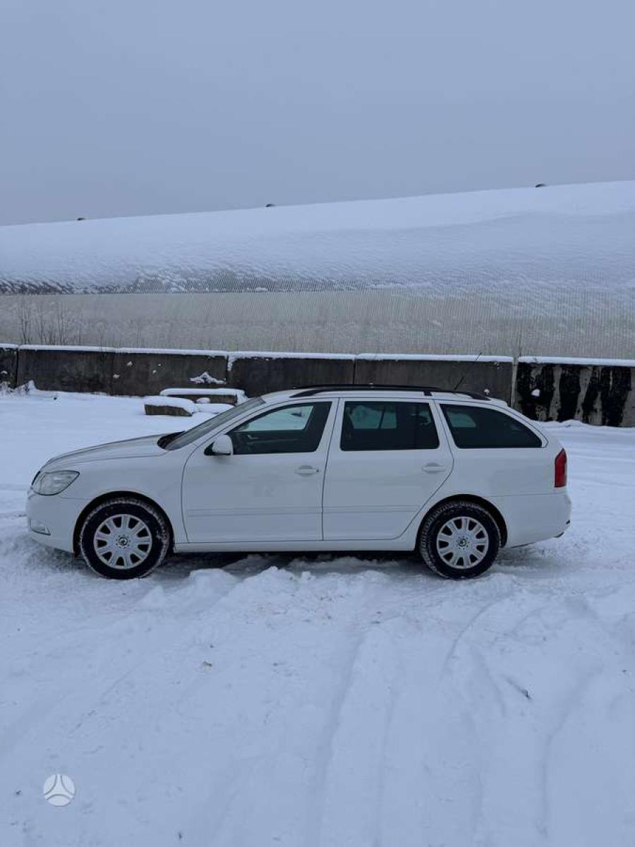 White Skoda Octavia 2011 in Panevezys, with an engine capacity of 1.20 L and mileage of 221 thousand km for 4400 €, photo 4 on AUTOMOTO.COM.LV