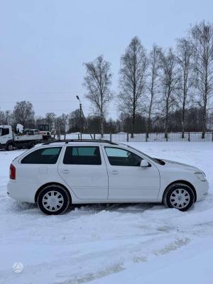 White Skoda Octavia 2011 in Panevezys, with an engine capacity of 1.20 L and mileage of 221 thousand km for 4400 €, photo 5 on AUTOMOTO.COM.LV