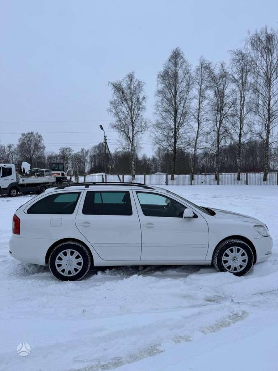 White Skoda Octavia 2011 in Panevezys, with an engine capacity of 1.20 L and mileage of 221 thousand km for 4400 €, photo 5 on AUTOMOTO.COM.LV