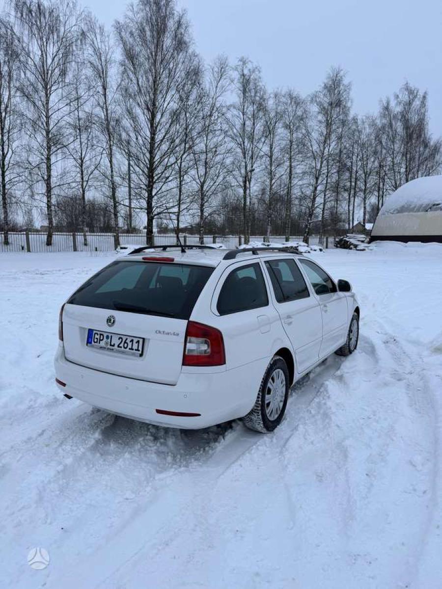 White Skoda Octavia 2011 in Panevezys, with an engine capacity of 1.20 L and mileage of 221 thousand km for 4400 €, photo 7 on AUTOMOTO.COM.LV