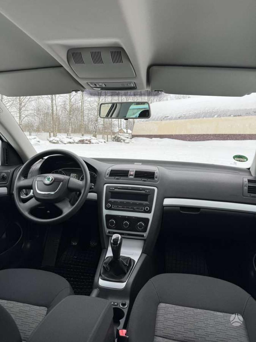 White Skoda Octavia 2011 in Panevezys, with an engine capacity of 1.20 L and mileage of 221 thousand km for 4400 €, photo 12 on AUTOMOTO.COM.LV