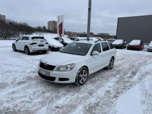 White Skoda Octavia 2011 in Vilnius, with an engine capacity of 1.60 L and mileage of 269 thousand km for 3499 €, photo  on AUTOMOTO.COM.LV