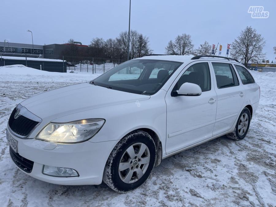 White Skoda Octavia 2011 in Siauliai, with an engine capacity of 1.80 L and mileage of 226 thousand km for 2900 €, photo 1 on AUTOMOTO.COM.LV