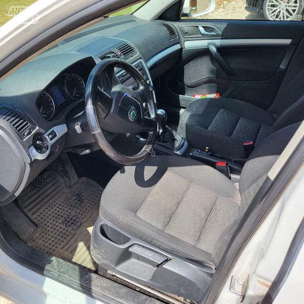 White Skoda Octavia 2011 in Vilkaviskis, with an engine capacity of 1.60 L and mileage of 380 thousand km for 3200 €, photo 5 on AUTOMOTO.COM.LV