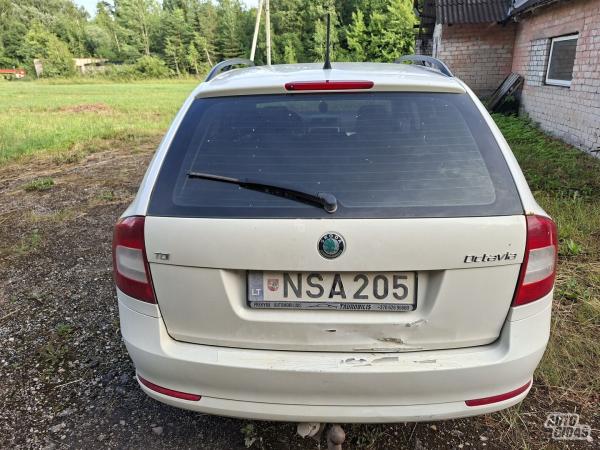 Balts Skoda Octavia 2011 Viļņa, ar dzinēja tilpumu 1.60 L un nobraukumu 335 tūkst. km par 2300 €, foto 4 vietnē AUTOMOTO.COM.LV