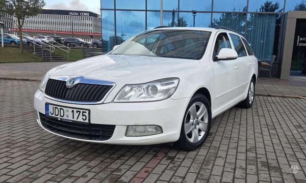 White Skoda Octavia 2011 in Vilnius, with an engine capacity of 1.60 L and mileage of 300 thousand km for 2300 €, photo 2 on AUTOMOTO.COM.LV