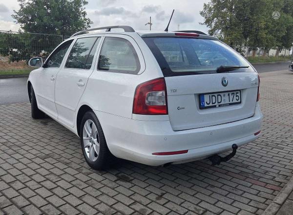 White Skoda Octavia 2011 in Vilnius, with an engine capacity of 1.60 L and mileage of 300 thousand km for 2300 €, photo 3 on AUTOMOTO.COM.LV