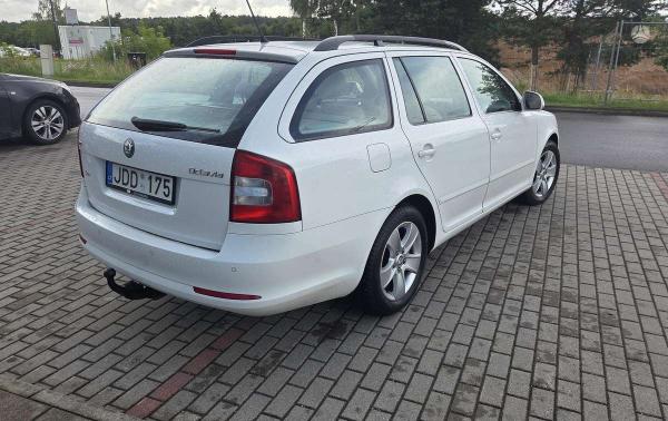 White Skoda Octavia 2011 in Vilnius, with an engine capacity of 1.60 L and mileage of 300 thousand km for 2300 €, photo 4 on AUTOMOTO.COM.LV