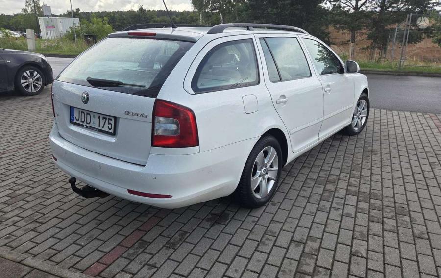 White Skoda Octavia 2011 in Vilnius, with an engine capacity of 1.60 L and mileage of 300 thousand km for 2300 €, photo 5 on AUTOMOTO.COM.LV