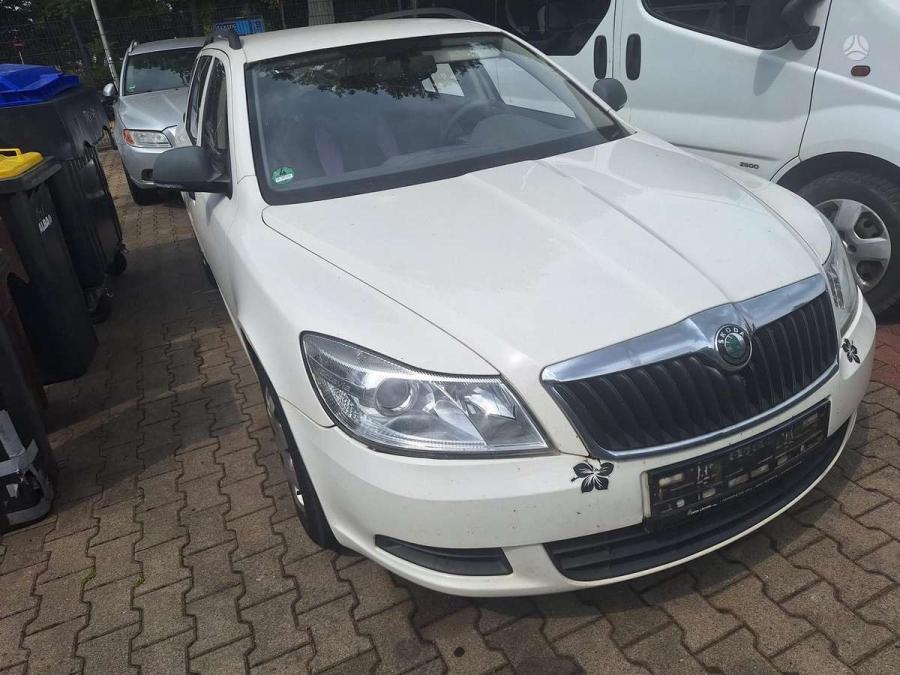 White Skoda Octavia 2011 in Jurbarkas, with an engine capacity of 1.60 L and mileage of 258 thousand km for 2750 €, photo 4 on AUTOMOTO.COM.LV