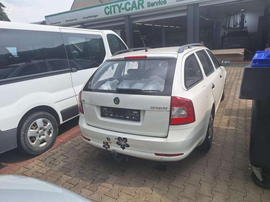 White Skoda Octavia 2011 in Jurbarkas, with an engine capacity of 1.60 L and mileage of 258 thousand km for 2750 €, photo 7 on AUTOMOTO.COM.LV