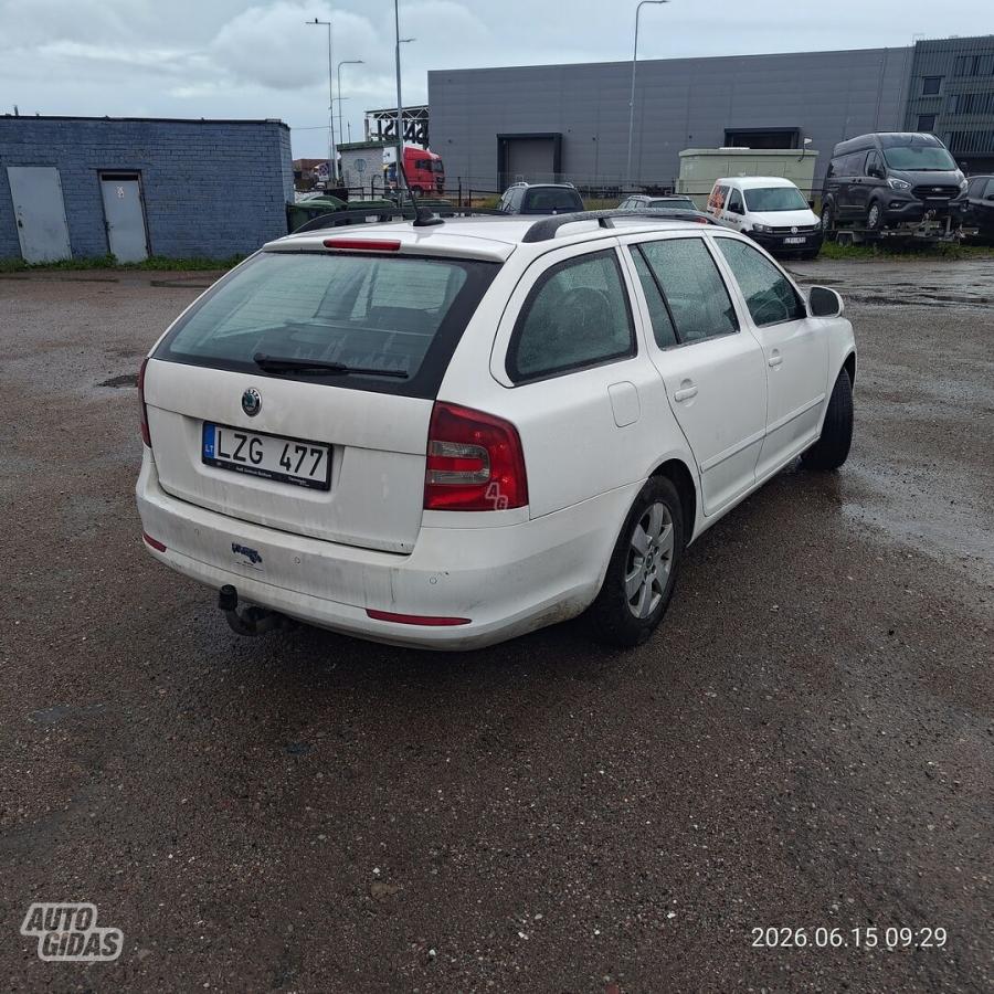 White Skoda Octavia 2011 in Klaipeda, with an engine capacity of 1.60 L and mileage of 383 thousand km for 2000 €, photo 4 on AUTOMOTO.COM.LV
