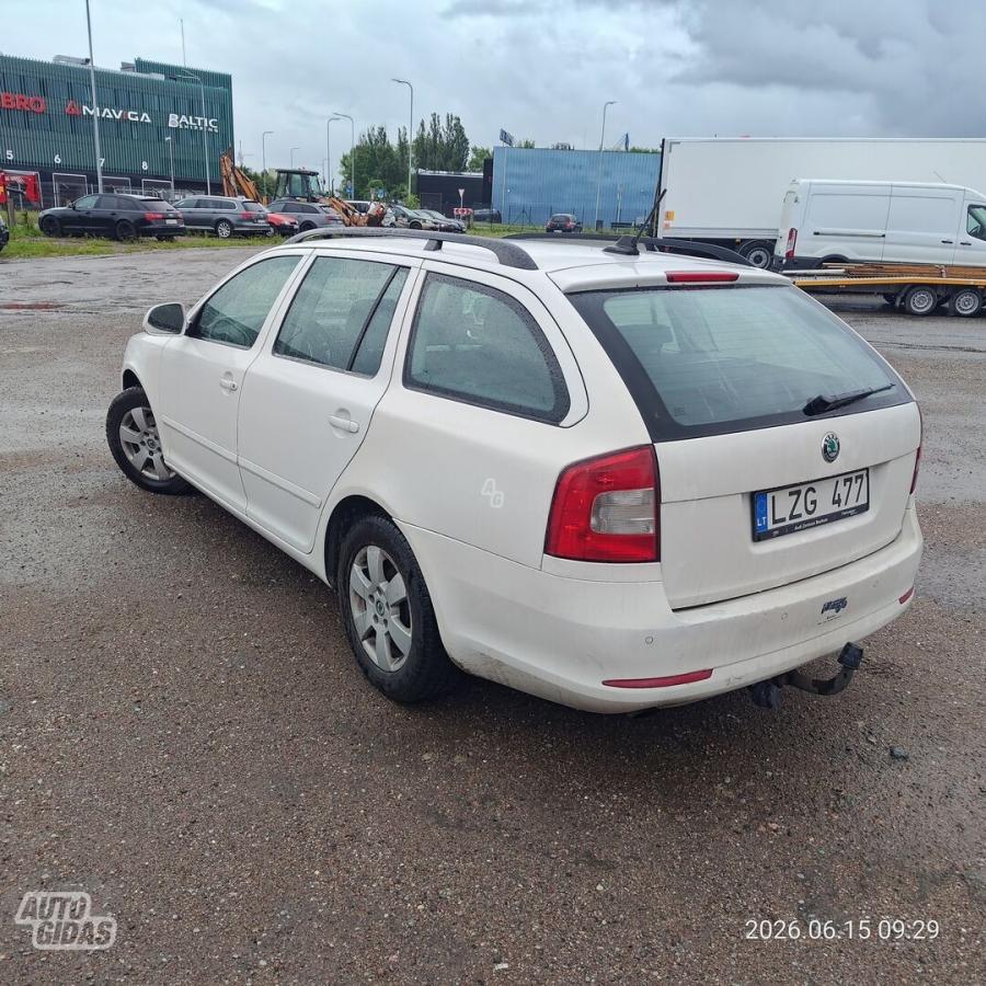 White Skoda Octavia 2011 in Klaipeda, with an engine capacity of 1.60 L and mileage of 383 thousand km for 2000 €, photo 5 on AUTOMOTO.COM.LV