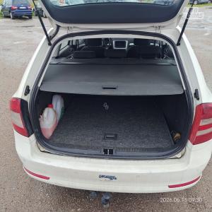 White Skoda Octavia 2011 in Klaipeda, with an engine capacity of 1.60 L and mileage of 383 thousand km for 2000 €, photo 8 on AUTOMOTO.COM.LV