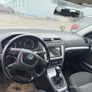 White Skoda Octavia 2011 in Klaipeda, with an engine capacity of 1.60 L and mileage of 383 thousand km for 2000 €, photo 10 on AUTOMOTO.COM.LV