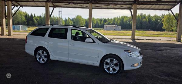 White Skoda Octavia 2011 in Utena, with an engine capacity of 1.60 L and mileage of 188 thousand km for 2990 €, photo 3 on AUTOMOTO.COM.LV