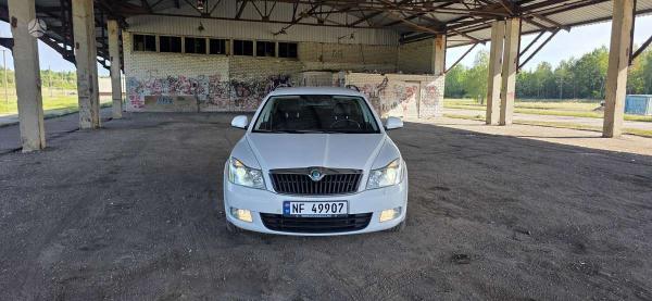 White Skoda Octavia 2011 in Utena, with an engine capacity of 1.60 L and mileage of 188 thousand km for 2990 €, photo 4 on AUTOMOTO.COM.LV