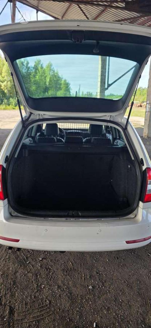 White Skoda Octavia 2011 in Utena, with an engine capacity of 1.60 L and mileage of 188 thousand km for 2990 €, photo 10 on AUTOMOTO.COM.LV