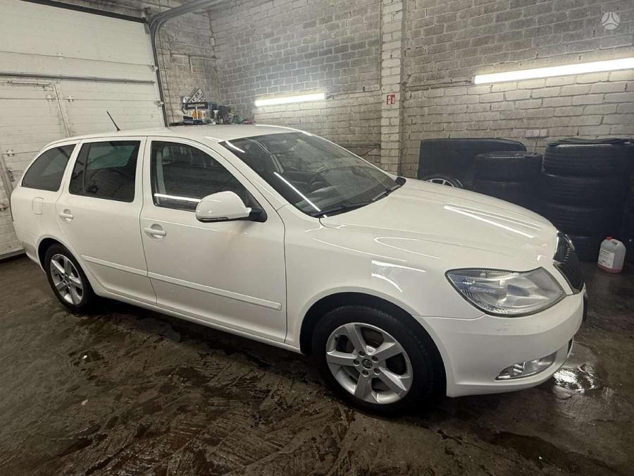 Balts Skoda Octavia 2012 Viļņa, ar dzinēja tilpumu 1.60 L un nobraukumu 300 tūkst. km par 3300 €, foto 1 vietnē AUTOMOTO.COM.LV