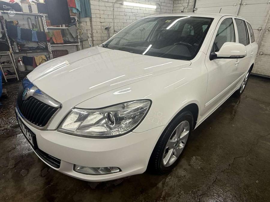 Balts Skoda Octavia 2012 Viļņa, ar dzinēja tilpumu 1.60 L un nobraukumu 300 tūkst. km par 3300 €, foto 3 vietnē AUTOMOTO.COM.LV