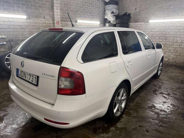 Balts Skoda Octavia 2012 Viļņa, ar dzinēja tilpumu 1.60 L un nobraukumu 300 tūkst. km par 3300 €, foto 6 vietnē AUTOMOTO.COM.LV