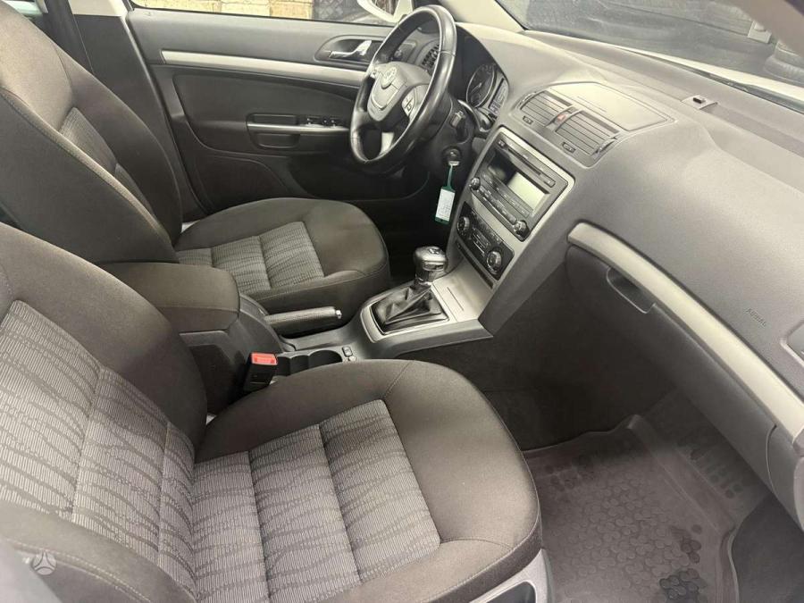 Balts Skoda Octavia 2012 Viļņa, ar dzinēja tilpumu 1.60 L un nobraukumu 300 tūkst. km par 3300 €, foto 12 vietnē AUTOMOTO.COM.LV