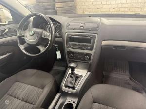Balts Skoda Octavia 2012 Viļņa, ar dzinēja tilpumu 1.60 L un nobraukumu 300 tūkst. km par 3300 €, foto 13 vietnē AUTOMOTO.COM.LV