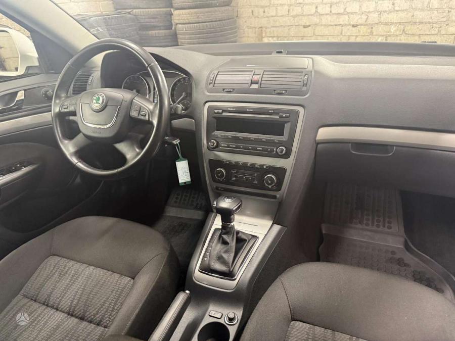 Balts Skoda Octavia 2012 Viļņa, ar dzinēja tilpumu 1.60 L un nobraukumu 300 tūkst. km par 3300 €, foto 13 vietnē AUTOMOTO.COM.LV