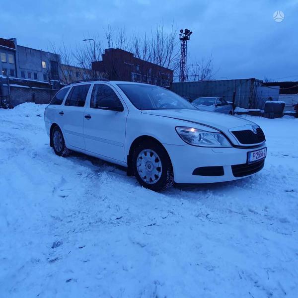 White Skoda Octavia 2012 in Vilnius, with an engine capacity of 1.60 L and mileage of 232 thousand km for 2100 €, photo 9 on AUTOMOTO.COM.LV