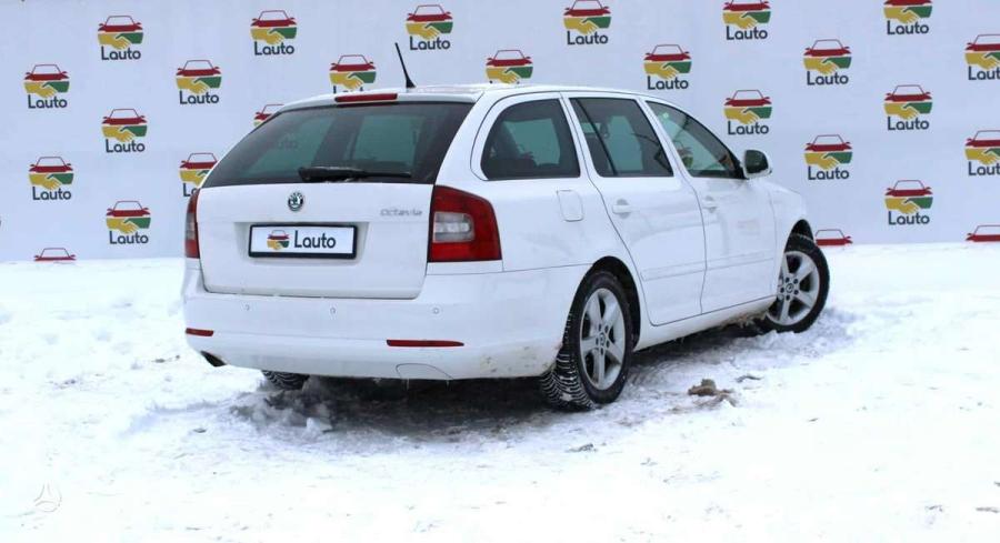 White Skoda Octavia 2012 in Vilnius, with an engine capacity of 1.60 L and mileage of 304 thousand km for 5390 €, photo 3 on AUTOMOTO.COM.LV