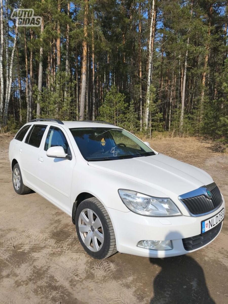 White Skoda Octavia 2012 in Visaginas, with an engine capacity of 1.60 L and mileage of 298 thousand km for 3500 €, photo 1 on AUTOMOTO.COM.LV