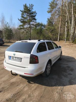 White Skoda Octavia 2012 in Visaginas, with an engine capacity of 1.60 L and mileage of 298 thousand km for 3500 €, photo 4 on AUTOMOTO.COM.LV