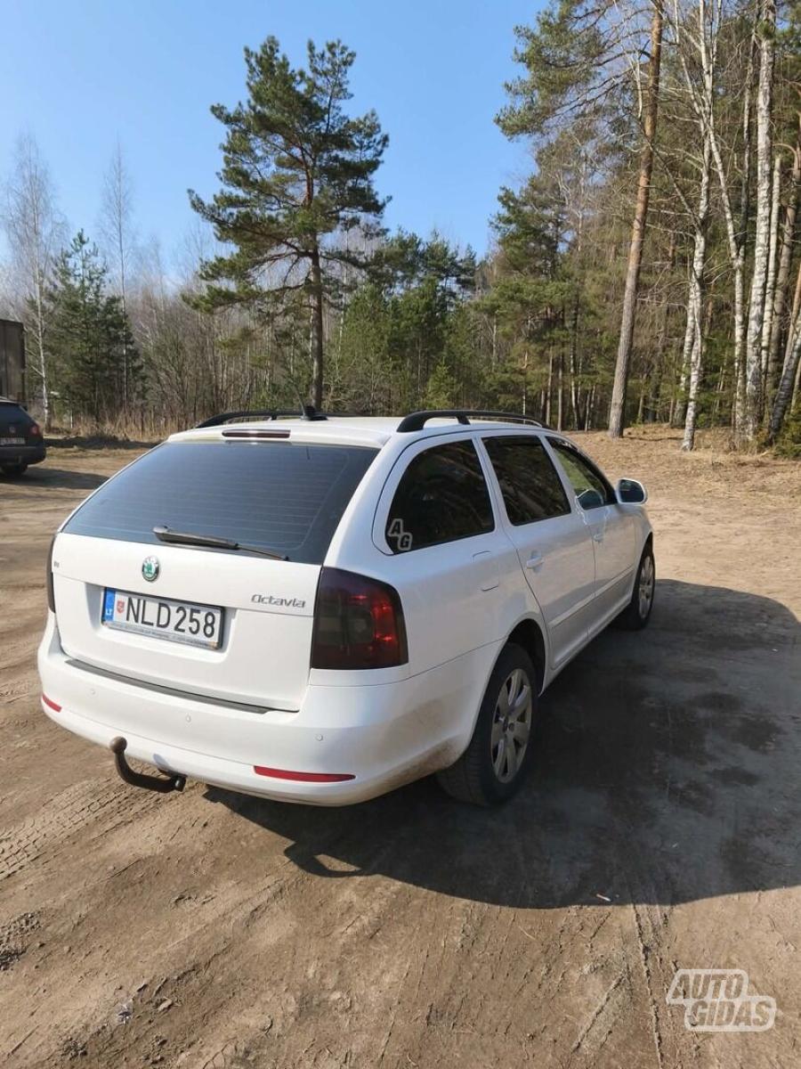 White Skoda Octavia 2012 in Visaginas, with an engine capacity of 1.60 L and mileage of 298 thousand km for 3500 €, photo 4 on AUTOMOTO.COM.LV