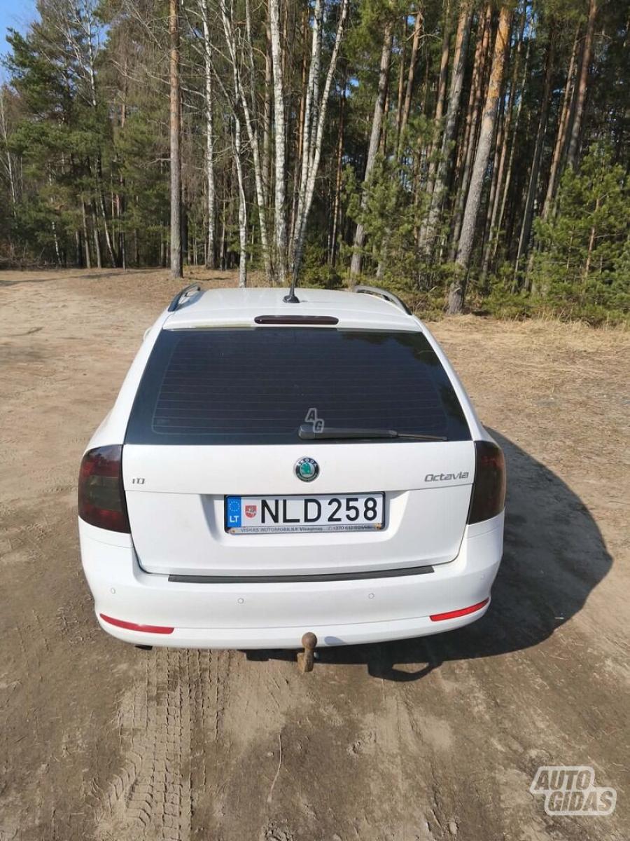White Skoda Octavia 2012 in Visaginas, with an engine capacity of 1.60 L and mileage of 298 thousand km for 3500 €, photo 5 on AUTOMOTO.COM.LV