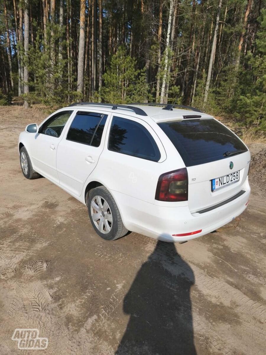 White Skoda Octavia 2012 in Visaginas, with an engine capacity of 1.60 L and mileage of 298 thousand km for 3500 €, photo 6 on AUTOMOTO.COM.LV